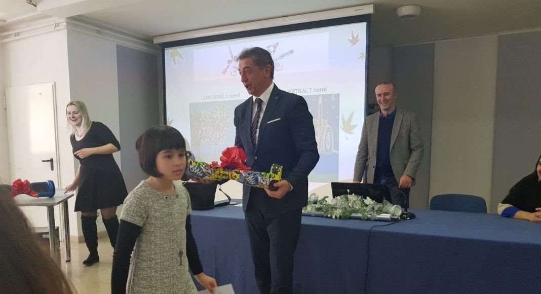 BRAVO LANA! Slika učenice OŠ Otočac Lane Škorić nakon županijskog prvog ...