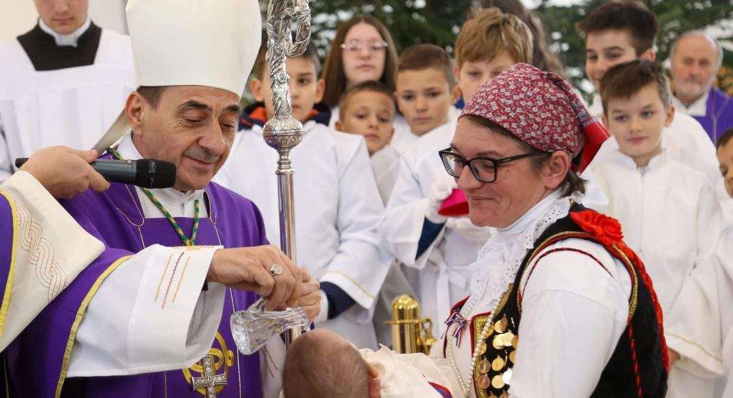 Biskup Medo na Udbini krstio peto dijete u obitelji Šolaja | Indirektno